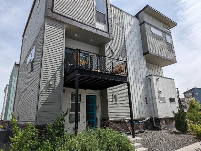 3 Br, 3 bath, Townhouse/Brownstone/RowHouse 1621 W 67th Cir