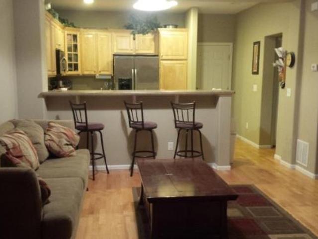 3 Br, 3 bath, Townhouse/Brownstone/RowHouse 17926 E 104th Way