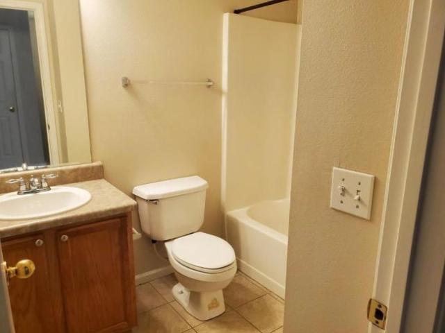 3 Br, 3 bath, Townhouse/Brownstone/RowHouse 186 Swaying Pine Ct