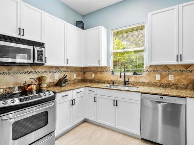 3 Br, 3 bath, Townhouse/Brownstone/RowHouse 1875 Highland Grove Drive