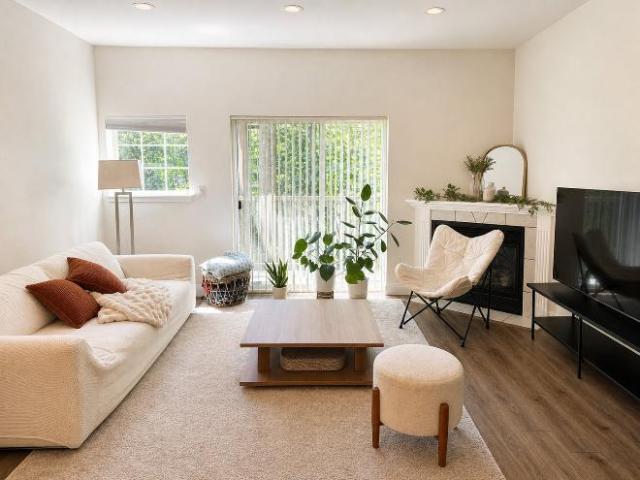 3 Br, 3 bath, Townhouse/Brownstone/RowHouse 1800 NE 40th St