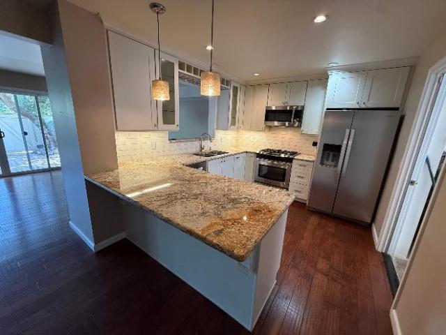 3 Br, 3 bath, Townhouse/Brownstone/RowHouse 2063 Village Ln