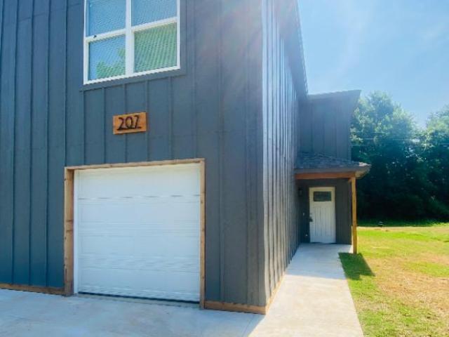3 Br, 3 bath, Townhouse/Brownstone/RowHouse 207 S Fairland Avenue