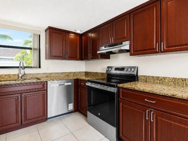 3 Br, 3 bath, Townhouse/Brownstone/RowHouse 202 Lakewood Drive