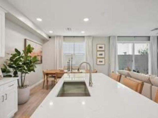 3 Br, 3 bath, Townhouse/Brownstone/RowHouse 21022 N 59th Run