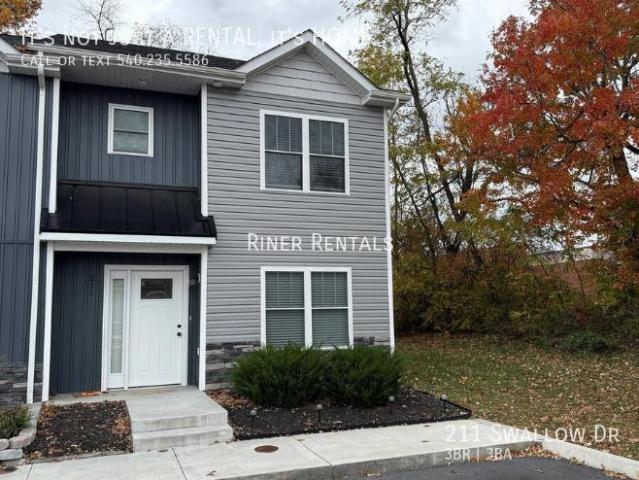 3 Br, 3 bath, Townhouse/Brownstone/RowHouse 211 Swallow Dr
