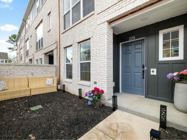 3 Br, 3 bath, Townhouse/Brownstone/RowHouse 228 Limehouse Rd