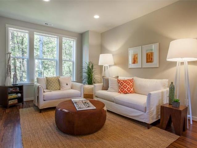 3 Br, 3 bath, Townhouse/Brownstone/RowHouse 23000 NE 8th St