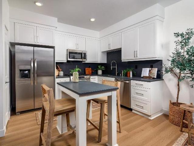 3 Br, 3 bath, Townhouse/Brownstone/RowHouse 2451 Mason Dr