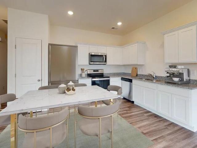 3 Br, 3 bath, Townhouse/Brownstone/RowHouse 2633 Westell Way