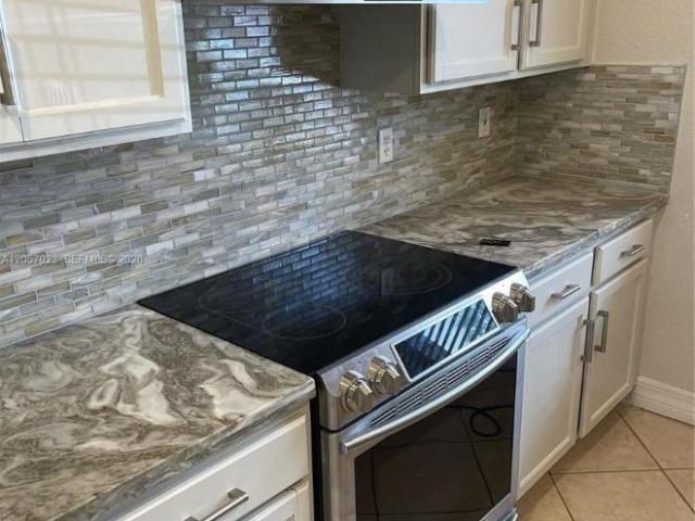 3 Br, 3 bath, Townhouse/Brownstone/RowHouse 2847 S Evergreen Circle