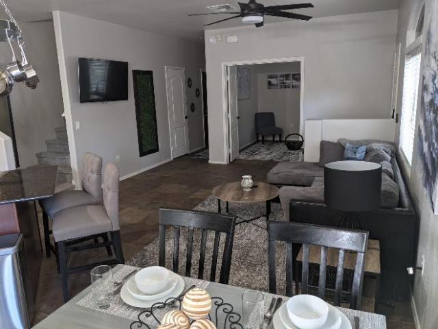 3 Br, 3 bath, Townhouse/Brownstone/RowHouse 280 S Evergreen Rd