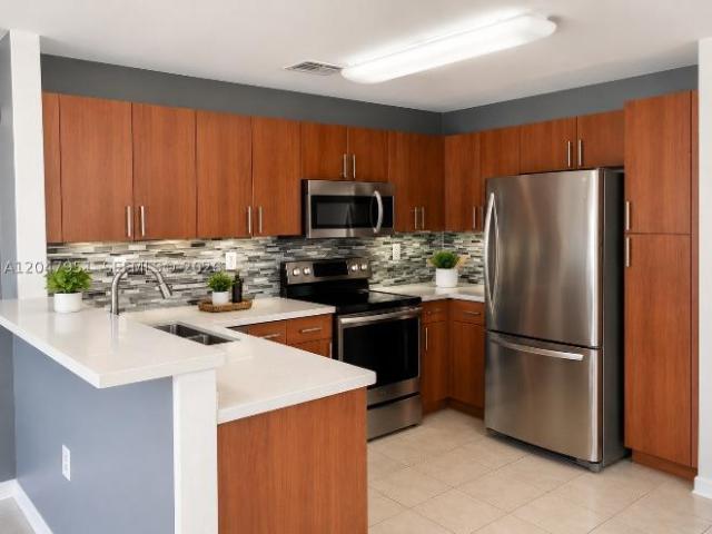 3 Br, 3 bath, Townhouse/Brownstone/RowHouse 3092 SW 129th Ter