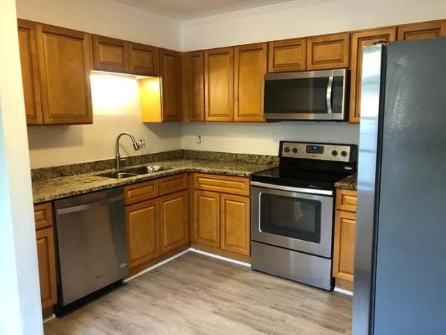 3 Br, 3 bath, Townhouse/Brownstone/RowHouse 300 Winding River Dr