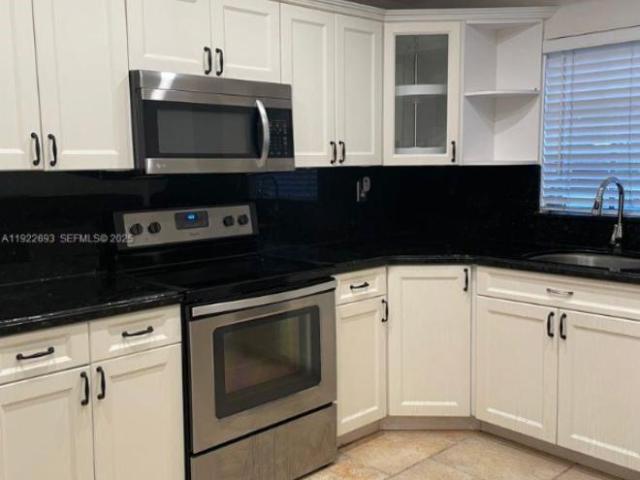 3 Br, 3 bath, Townhouse/Brownstone/RowHouse 3141 N Palm Aire Drive