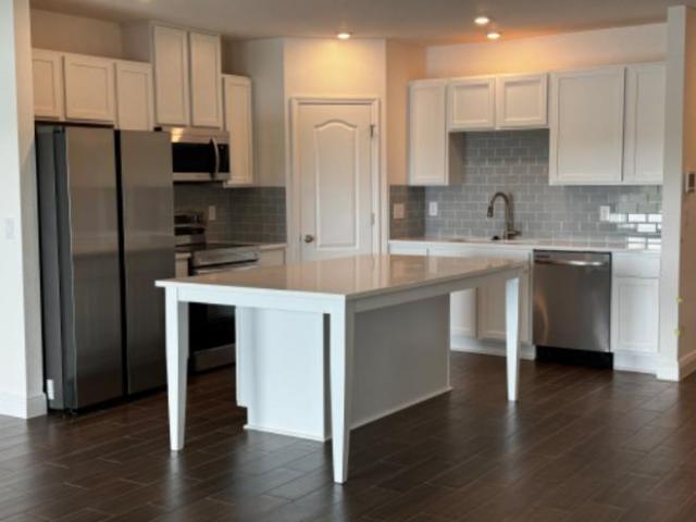 3 Br, 3 bath, Townhouse/Brownstone/RowHouse 32108 Pond Apple Bend