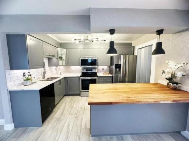 3 Br, 3 bath, Townhouse/Brownstone/RowHouse 321 Sandtree Drive