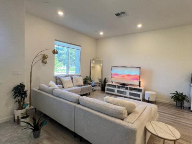 3 Br, 3 bath, Townhouse/Brownstone/RowHouse 32 Lesina Way