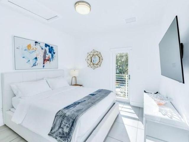 3 Br, 3 bath, Townhouse/Brownstone/RowHouse 3884 Melalueca Lane