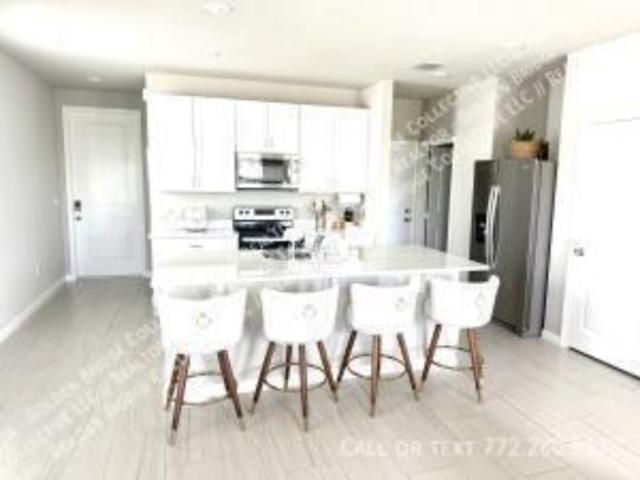 3 Br, 3 bath, Townhouse/Brownstone/RowHouse 389 Salisbury Circle