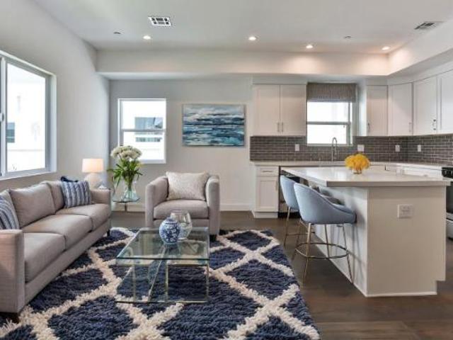 3 Br, 3 bath, Townhouse/Brownstone/RowHouse 3946 1/2 Budlong Ave