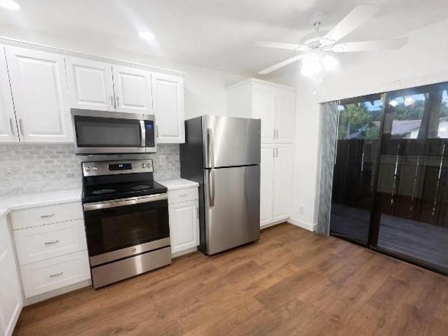 3 Br, 3 bath, Townhouse/Brownstone/RowHouse 3950 Cocoplum Circle
