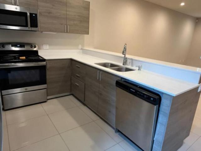 3 Br, 3 bath, Townhouse/Brownstone/RowHouse 404 Newport