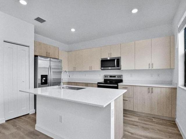 3 Br, 3 bath, Townhouse/Brownstone/RowHouse 4074 Highland Oaks Drive