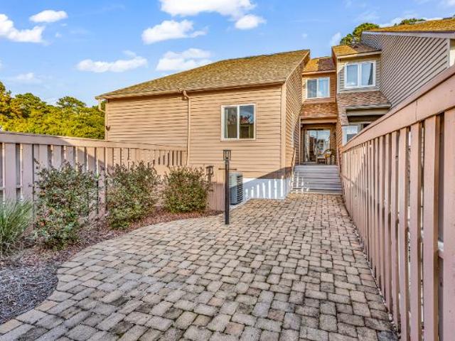 3 Br, 3 bath, Townhouse/Brownstone/RowHouse 4000 Fairway Lakes Dr