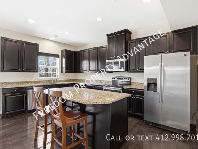 3 Br, 3 bath, Townhouse/Brownstone/RowHouse 412 Olive Lane
