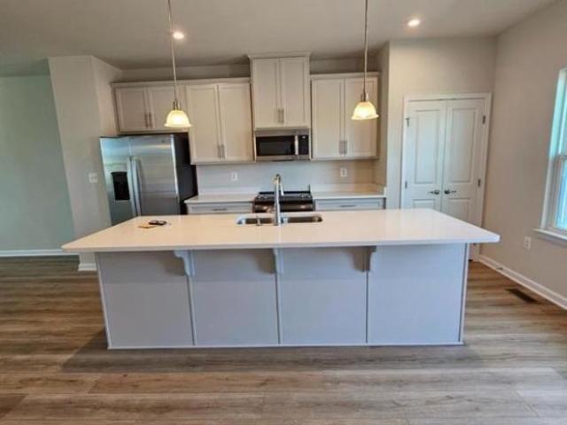 3 Br, 3 bath, Townhouse/Brownstone/RowHouse 4523 Briarhaven Dr