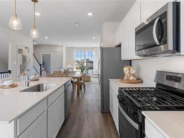3 Br, 3 bath, Townhouse/Brownstone/RowHouse 45 Northside Ct