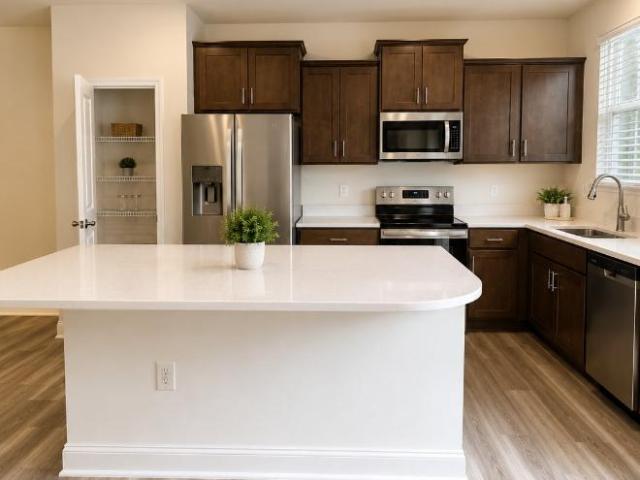 3 Br, 3 bath, Townhouse/Brownstone/RowHouse 484 Channel Drop Dr