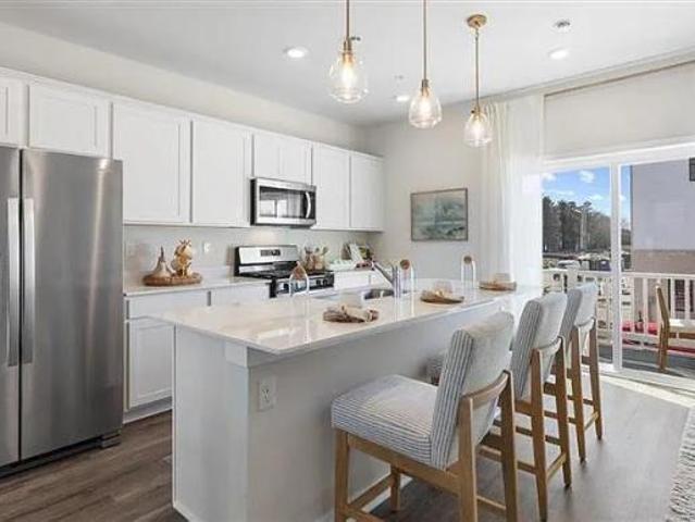 3 Br, 3 bath, Townhouse/Brownstone/RowHouse 49 Northside Ct