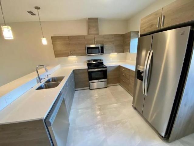 3 Br, 3 bath, Townhouse/Brownstone/RowHouse 520 Newport Ave