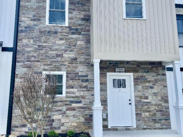 3 Br, 3 bath, Townhouse/Brownstone/RowHouse 556 Leesville Road