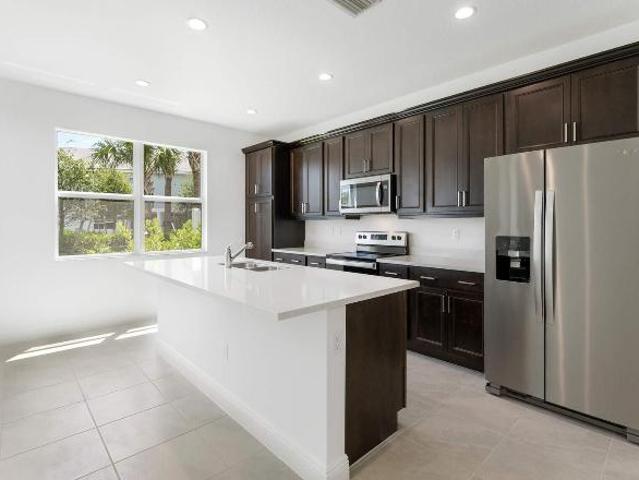 3 Br, 3 bath, Townhouse/Brownstone/RowHouse 552 Sanderling Circle