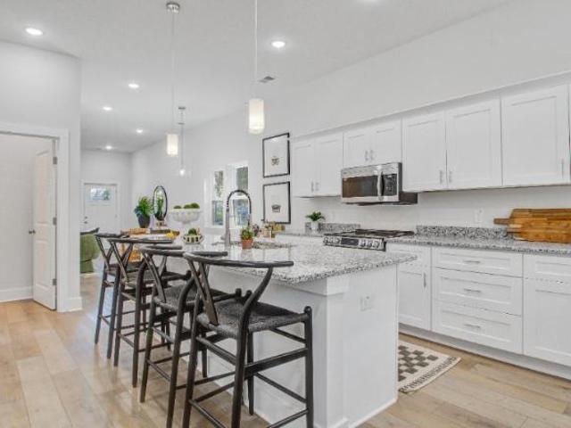 3 Br, 3 bath, Townhouse/Brownstone/RowHouse 5739 Murray Dr