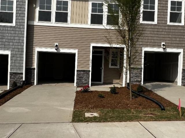 3 Br, 3 bath, Townhouse/Brownstone/RowHouse 5871 Woodlawn Drive