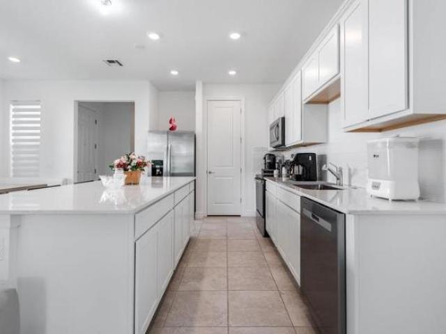 3 Br, 3 bath, Townhouse/Brownstone/RowHouse 6082 Carre Way