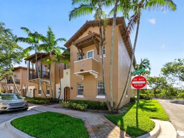 3 Br, 3 bath, Townhouse/Brownstone/RowHouse 625 SW 146th Terrace