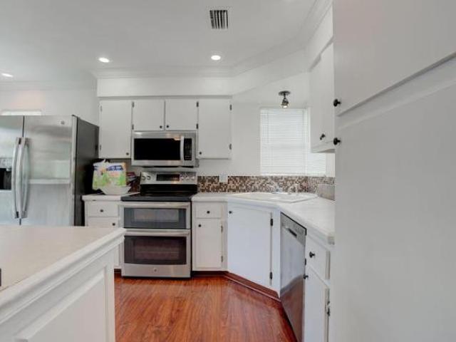 3 Br, 3 bath, Townhouse/Brownstone/RowHouse 6391 Riverwalk Lane