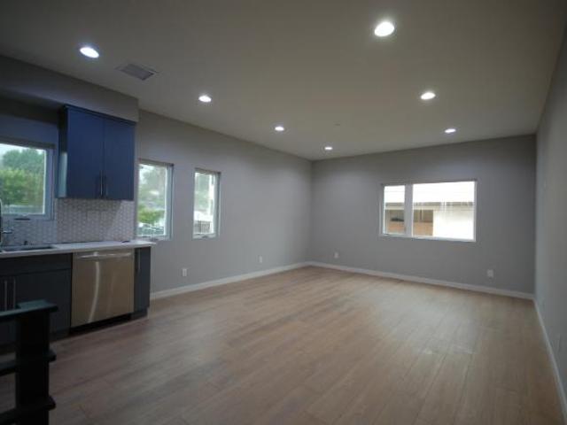 3 Br, 3 bath, Townhouse/Brownstone/RowHouse 648 N Serrano Ave