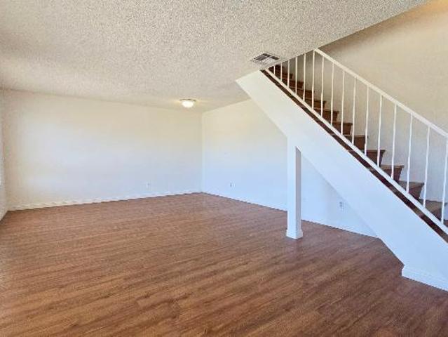 3 Br, 3 bath, Townhouse/Brownstone/RowHouse 657 W California Ave