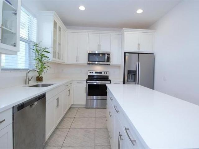 3 Br, 3 bath, Townhouse/Brownstone/RowHouse 6990 Pines Circle