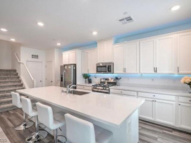 3 Br, 3 bath, Townhouse/Brownstone/RowHouse 7318 N Decatur Blvd