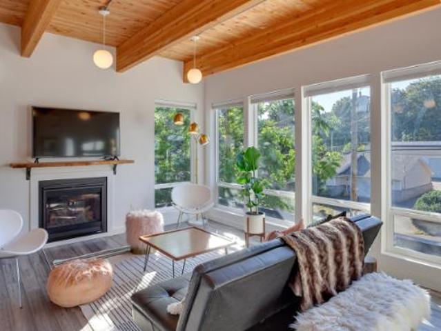 3 Br, 3 bath, Townhouse/Brownstone/RowHouse 7468 N Catlin Ave