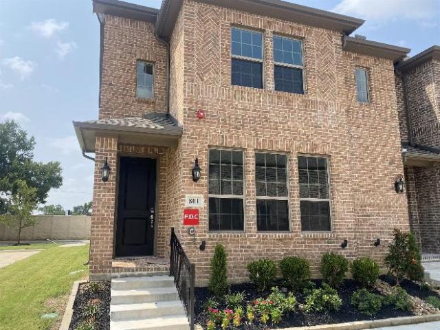 3 Br, 3 bath, Townhouse/Brownstone/RowHouse 801 Ponds Edge Lane