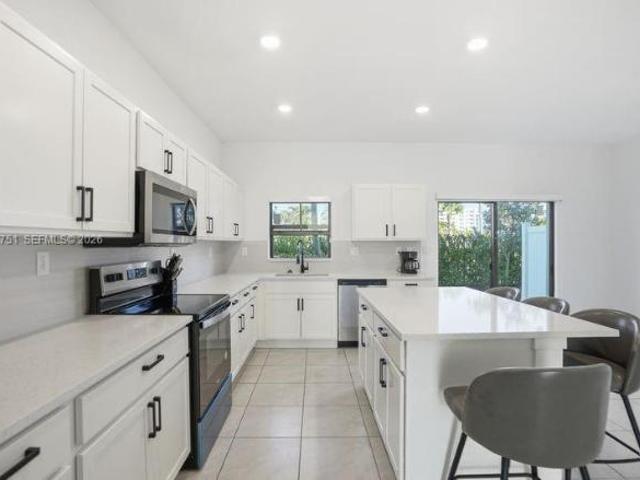 3 Br, 3 bath, Townhouse/Brownstone/RowHouse 816 NW 3rd Terrace