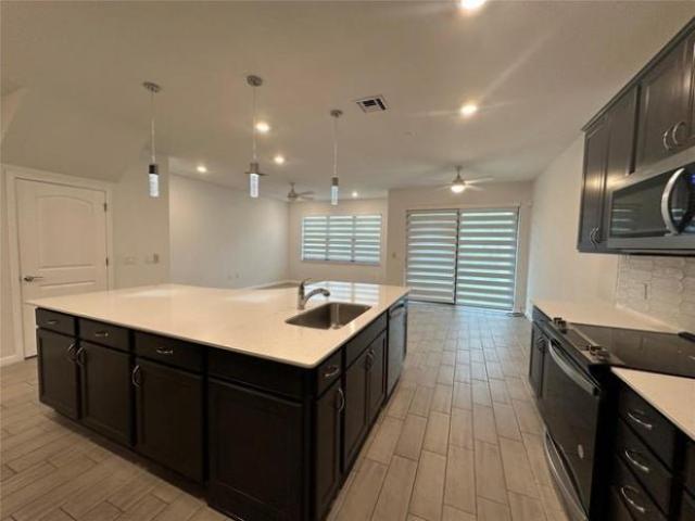 3 Br, 3 bath, Townhouse/Brownstone/RowHouse 8191 Cinch Way